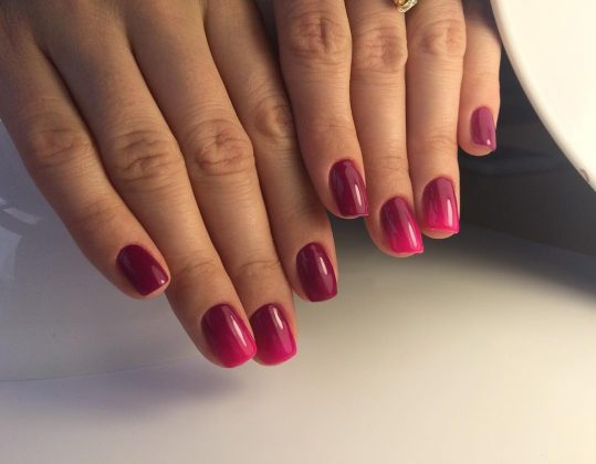 Gradient Nails Art Tutorial: How to Do Gradient Glitter Nails - LadyLife