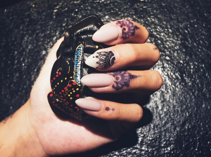 How To Apply Henna On Nails: Great Design With Tutorial - LadyLife