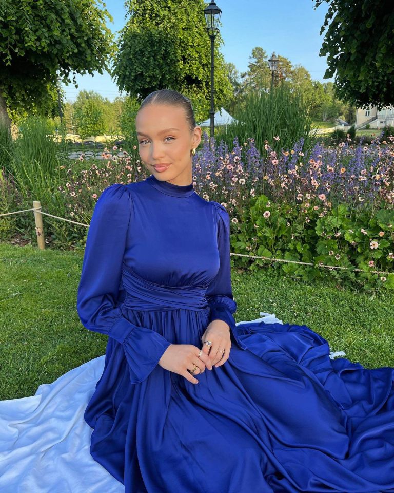 Blue Dresses for Women: Top 150+ Ideas How to Wear a Blue Dress - LadyLife